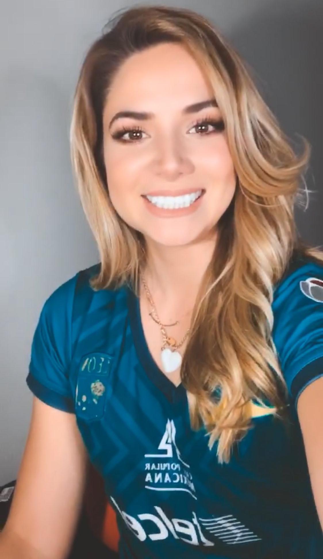 Alexandra Stergios, la bella conductora fanática del León - SoyFiera ...