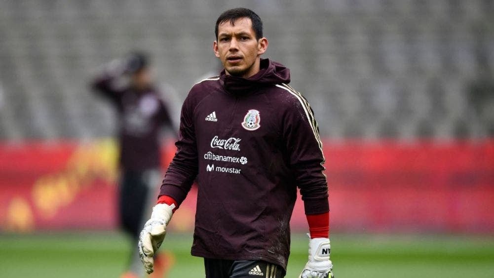 Luis Montes, Fernando Navarro y Rodolfo Cota los jugadores del Club ...