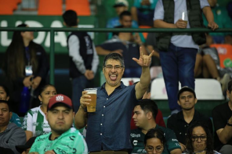 ¡Soportan todo! Afición de León apoyó a su Fiera pese a intensa ...